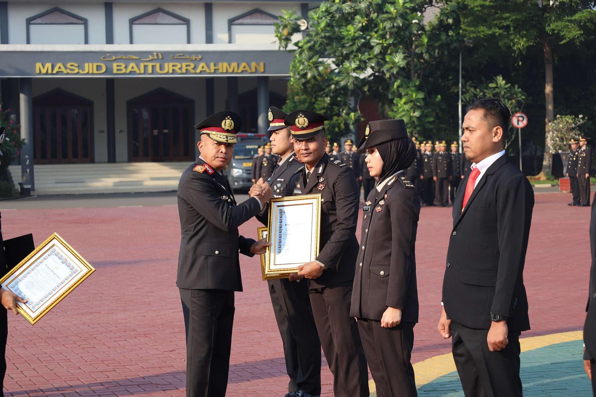 Penghargaan untuk Personil Berprestasi di Polda Banten: Sebuah Apresiasi di Hari Kesaktian ...