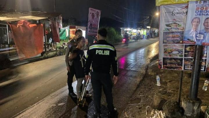 Kecelakaan Tragis di Bogor: Angkot Tabrak Motor, Empat Orang Terluka ... Kecelakaan Tragis di Bogor: Angkot Tabrak Motor, Empat Orang Terluka ...